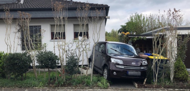 85-Jährige prallt beim Ausparken gegen Hauswand >